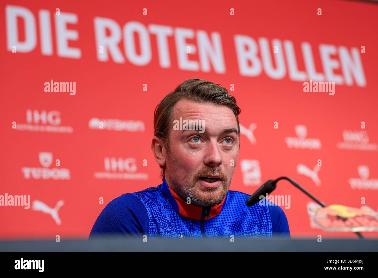 21 November 2025, Saxony, Leipzig: Soccer: Women's 1st Bundesliga, RB Leipzig. Jonas Stephan ...