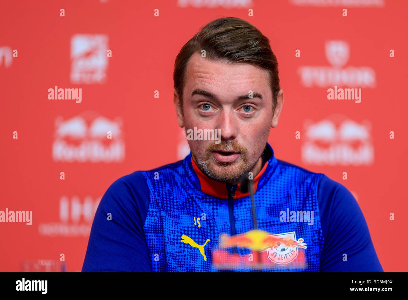 21 November 2025, Saxony, Leipzig: Soccer: Women's 1st Bundesliga, RB Leipzig. Jonas Stephan ...