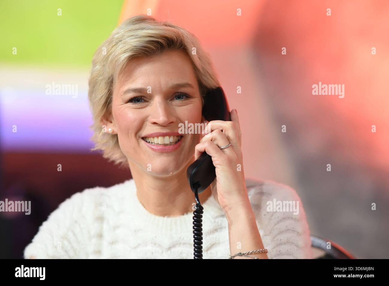 Verena FELS, Moderatorin, Portraet, Porträt, Portrait, Angeschnittenes ...