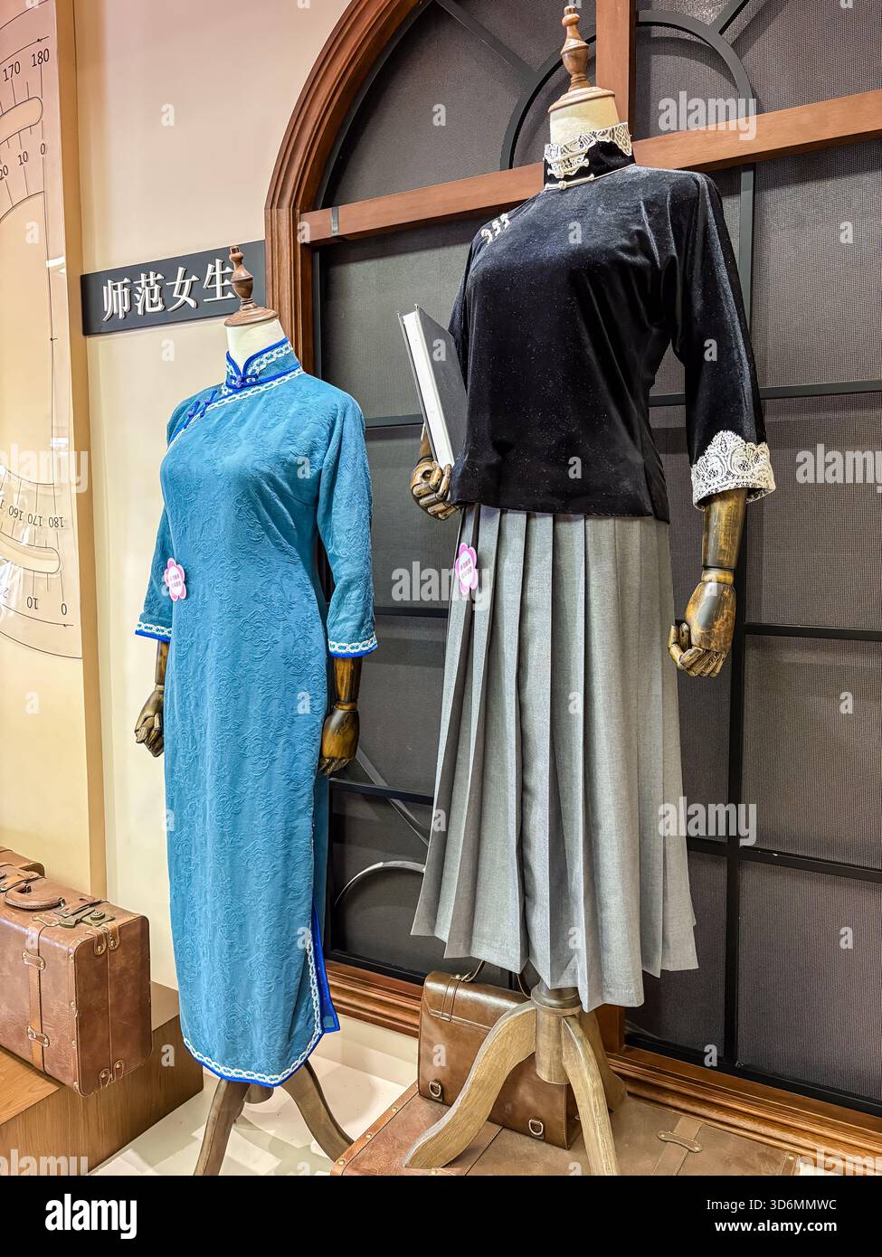 Qipao uniform hi-res stock photography and images - Alamy