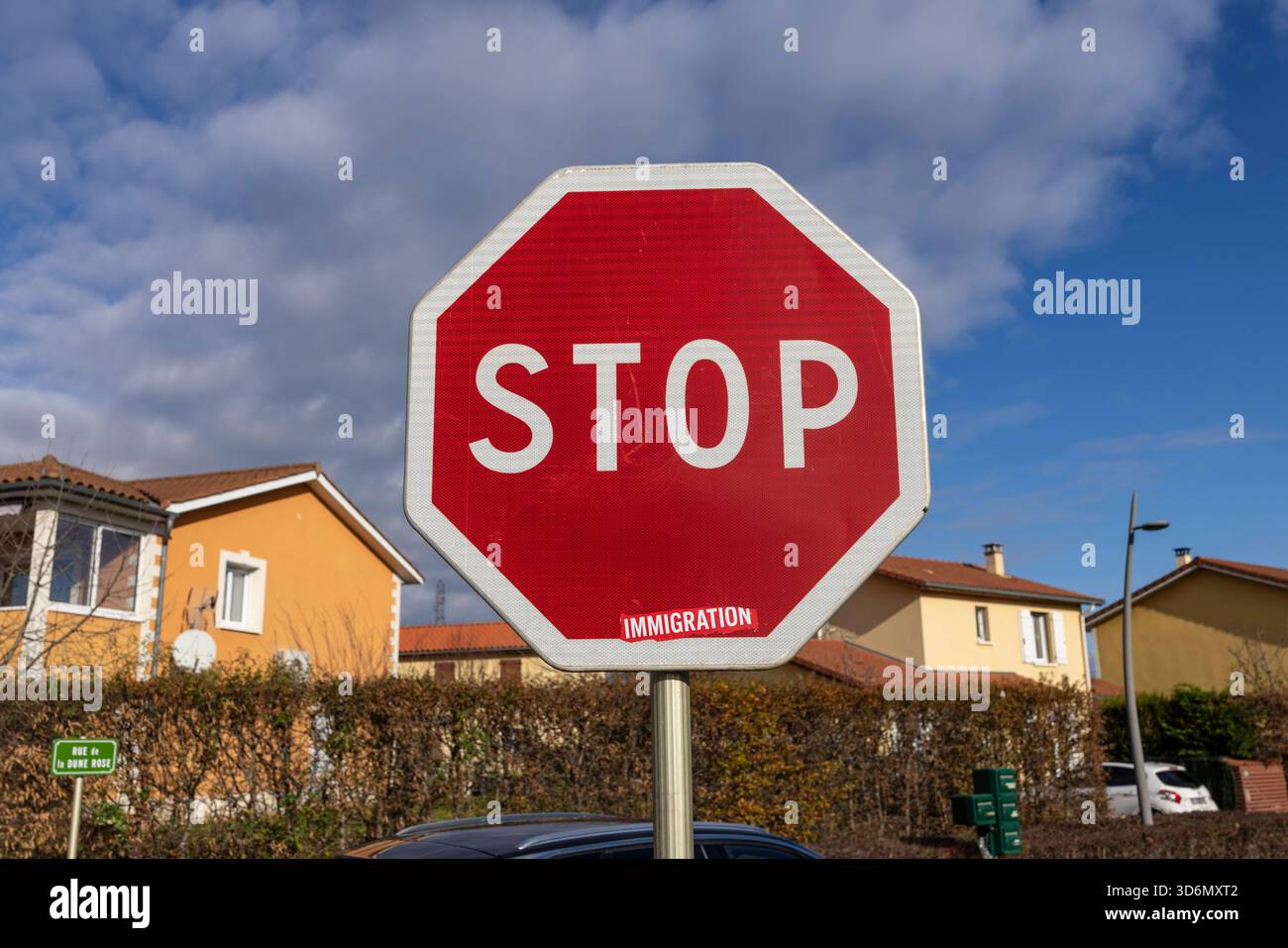 Stop immigration 21112025 - Ein Stoppschild mit dem Aufkleber ...