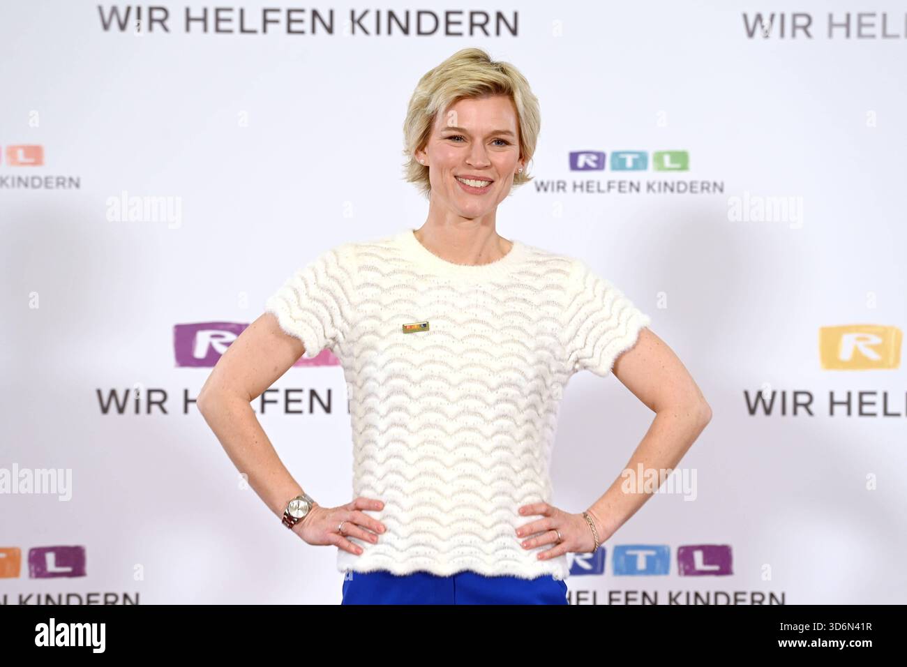 Verena FELS, Moderatorin, Portraet, Porträt, Portrait, Angeschnittenes ...
