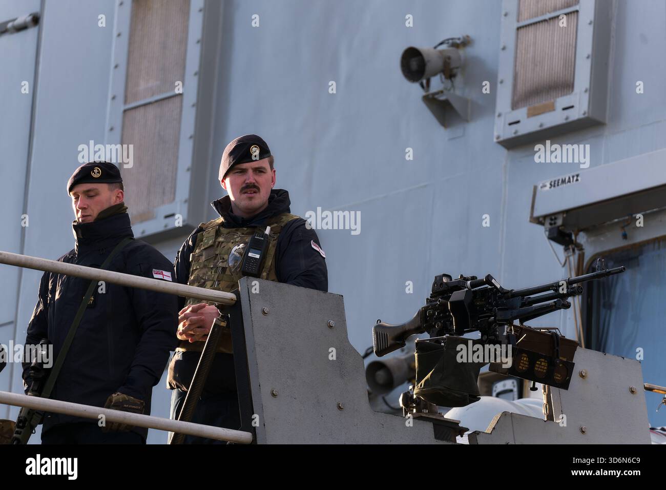 21 November 2025, Hamburg: The Royal Navy guided missile destroyer HMS ...