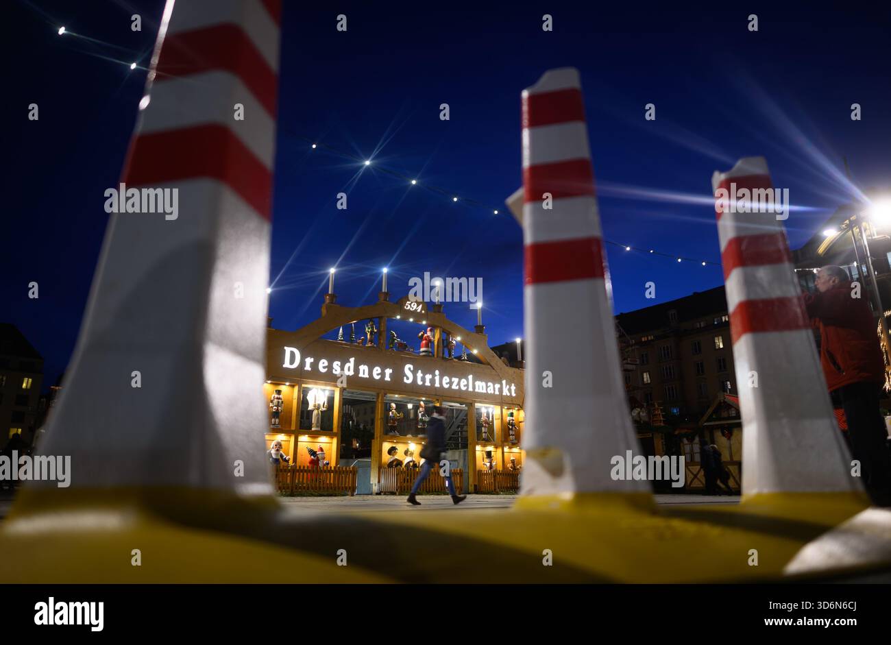 21 November 2025, Saxony, Dresden: Behind anti-terror bollards, an ...