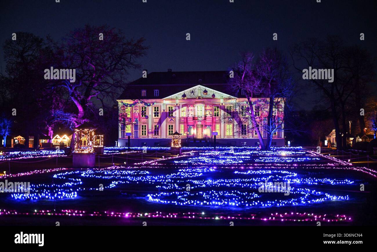 21 November 2025, Berlin: Light installation at Friedrichsfelde Palace ...