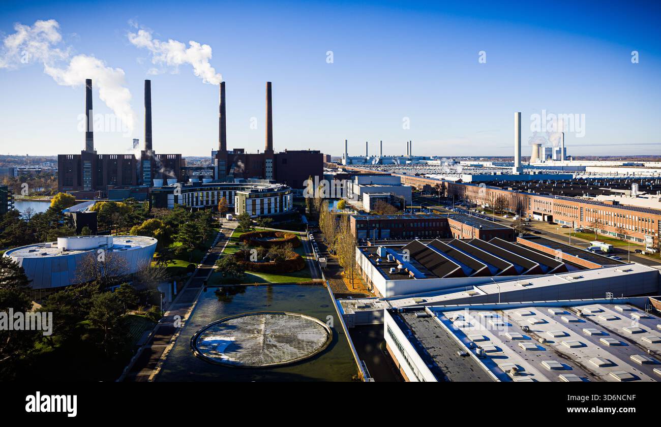 21 November 2025, Lower Saxony, Wolfsburg: The Volkswagen main plant ...