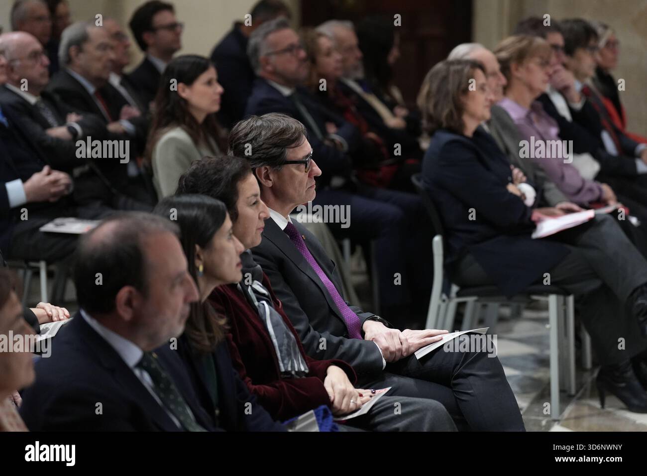 The president of the Generalitat, Salvador Illa (c), during the ...