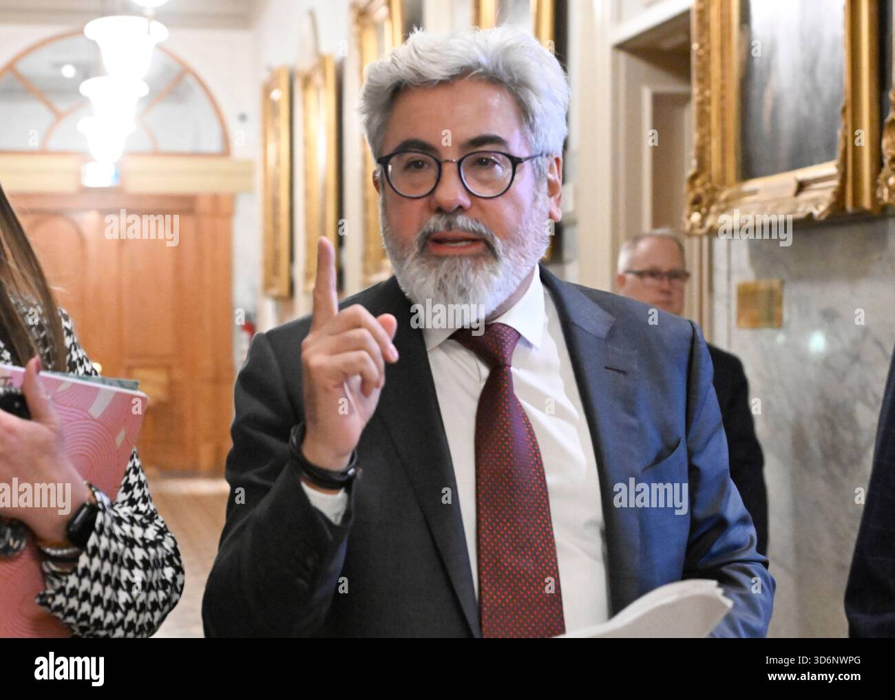 Le chef du Parti libéral du Québec, Pablo Rodriguez, s'entretient avec ...