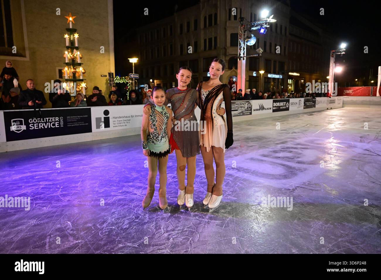 Feierliche Eröffnung mit Eisshow auf der Eislaufbahn auf dem Obermarkt ...