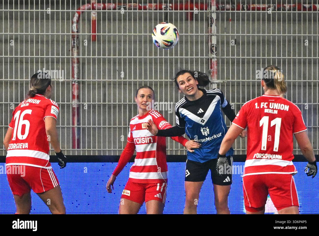 21 November 2025, Berlin: Soccer, Women, Bundesliga, Matchday 11, 1. FC ...