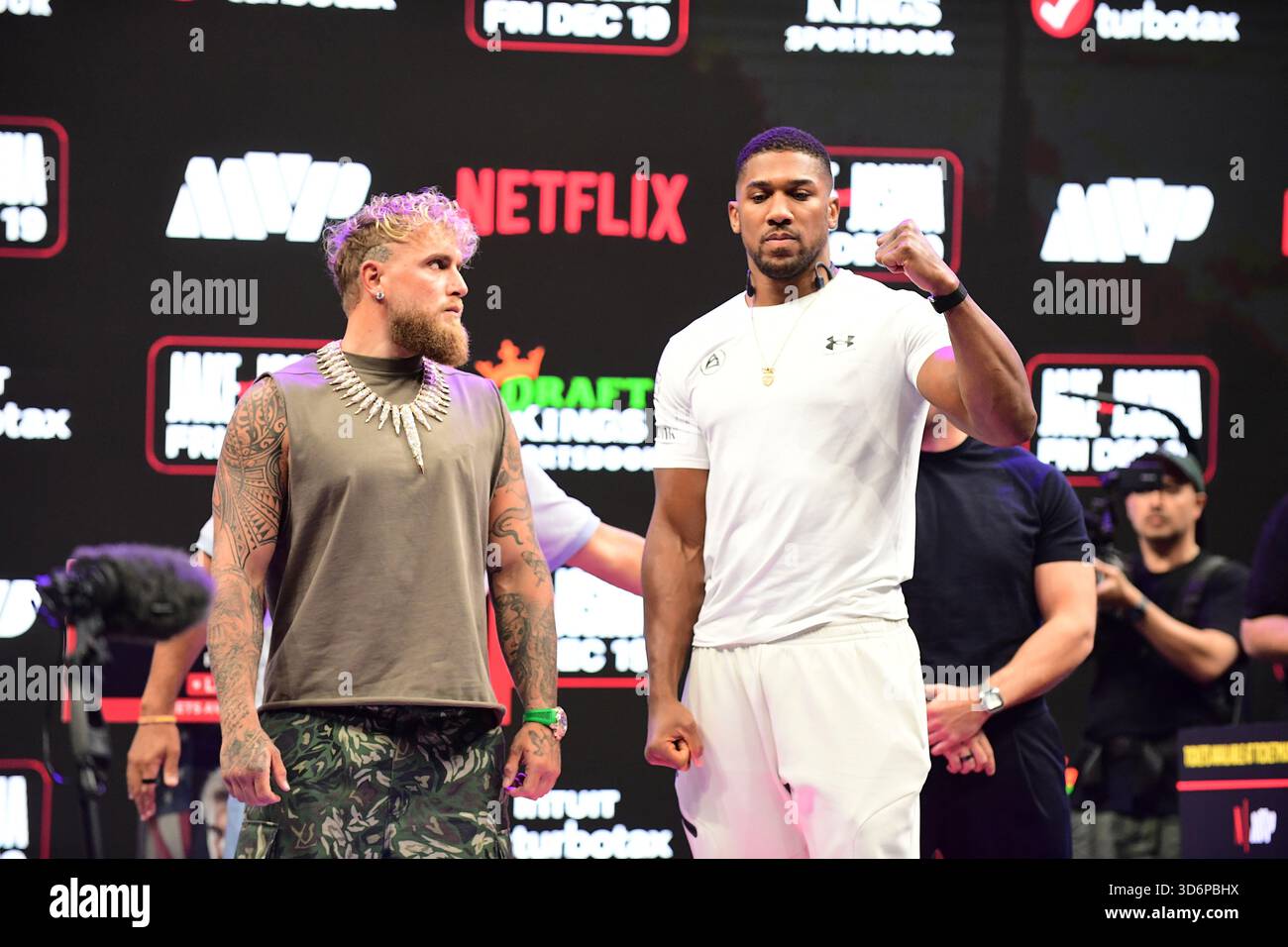 Jake paul anthony joshua hi-res stock photography and images - Alamy