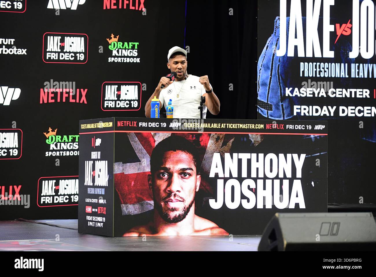Anthony Joshua shows his fist during the press conference for the ...
