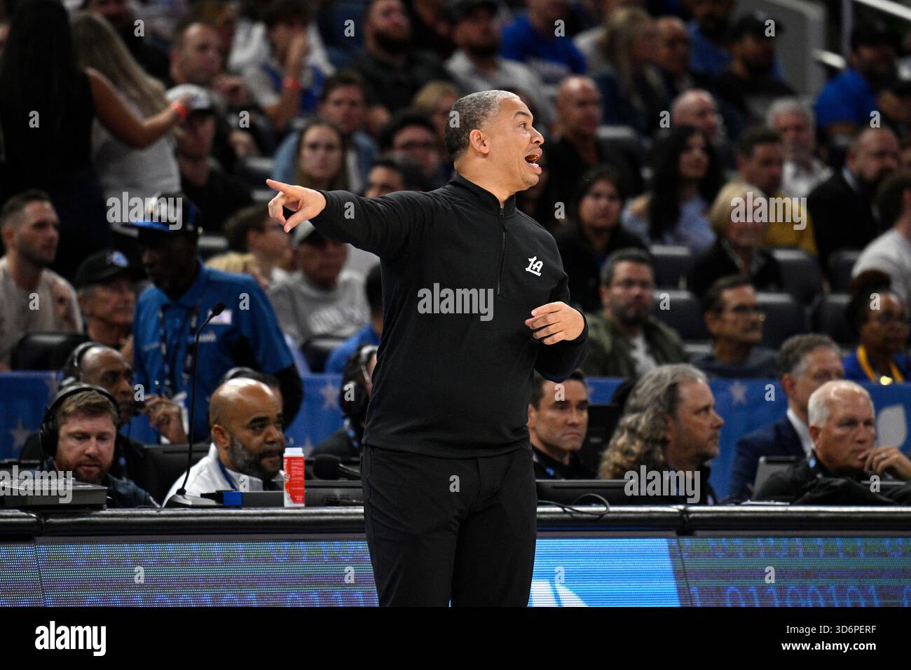 Los Angeles Clippers head coach Tyronn Lue calls out instructions ...