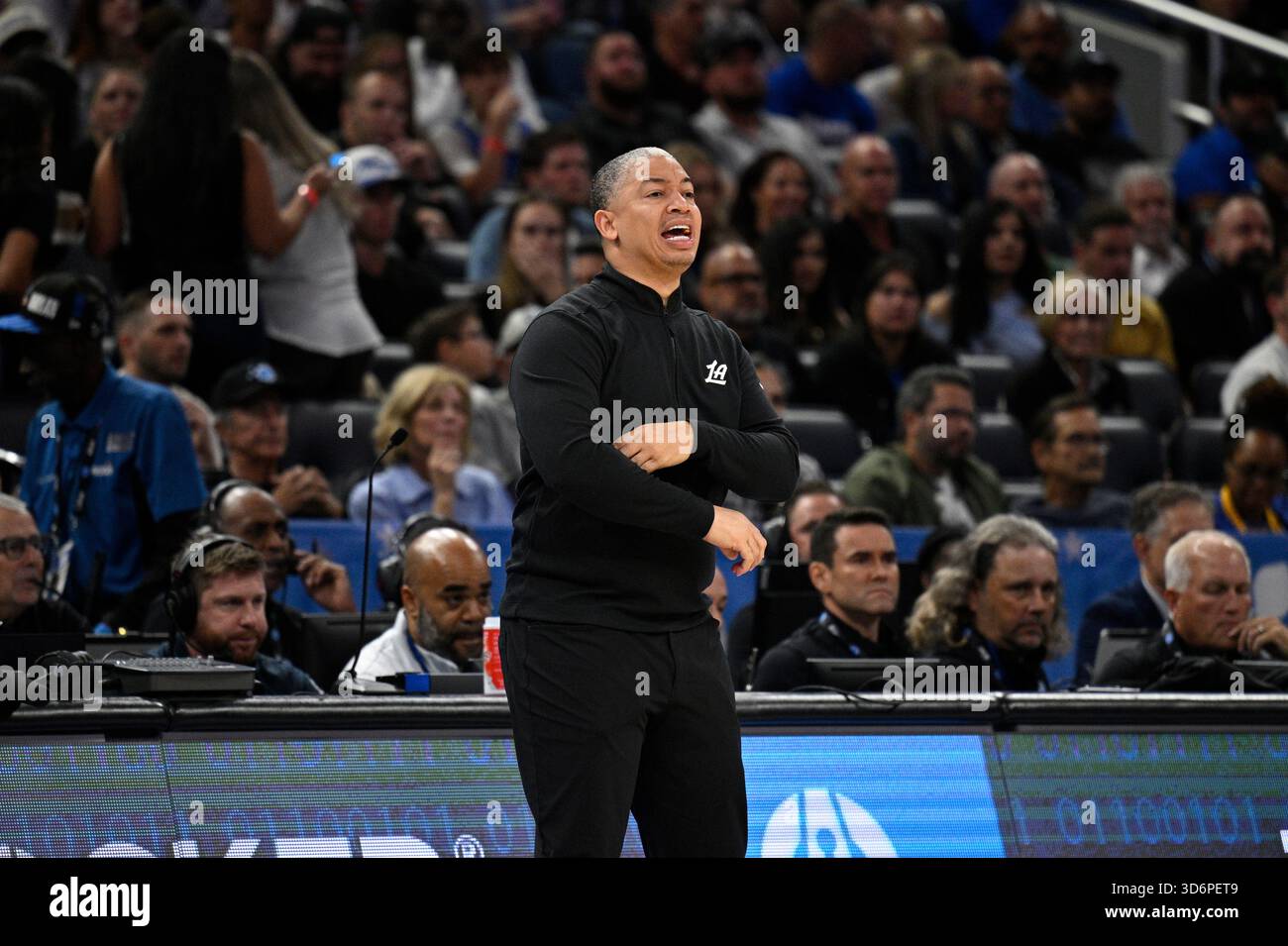Los Angeles Clippers head coach Tyronn Lue calls out instructions ...