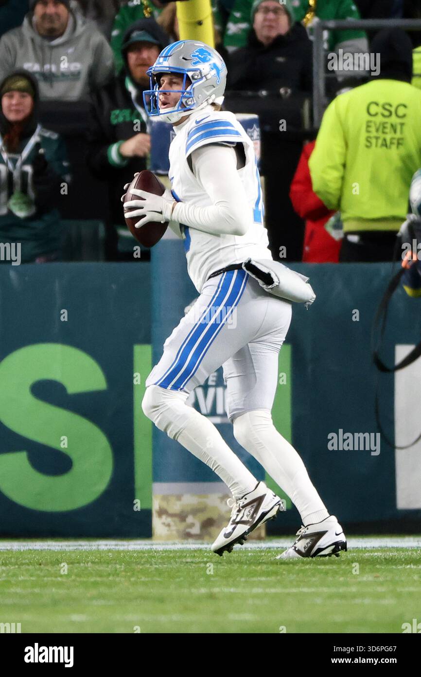 Detroit Lions quarterback Jared Goff (16) sets to throw the ball during ...