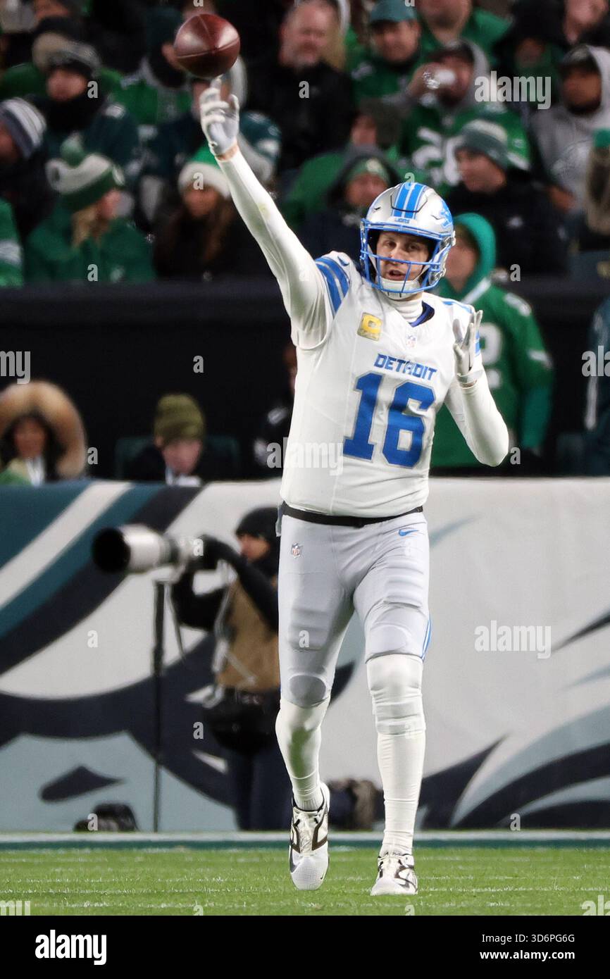 Detroit Lions quarterback Jared Goff (16) throws the ball during an NFL ...