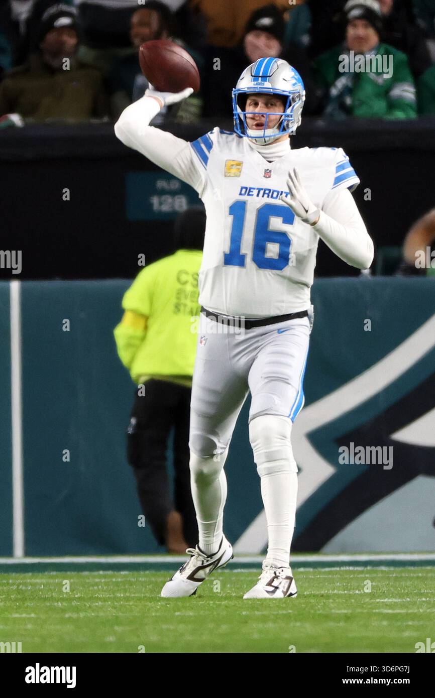 Detroit Lions quarterback Jared Goff (16) throws the ball during an NFL ...