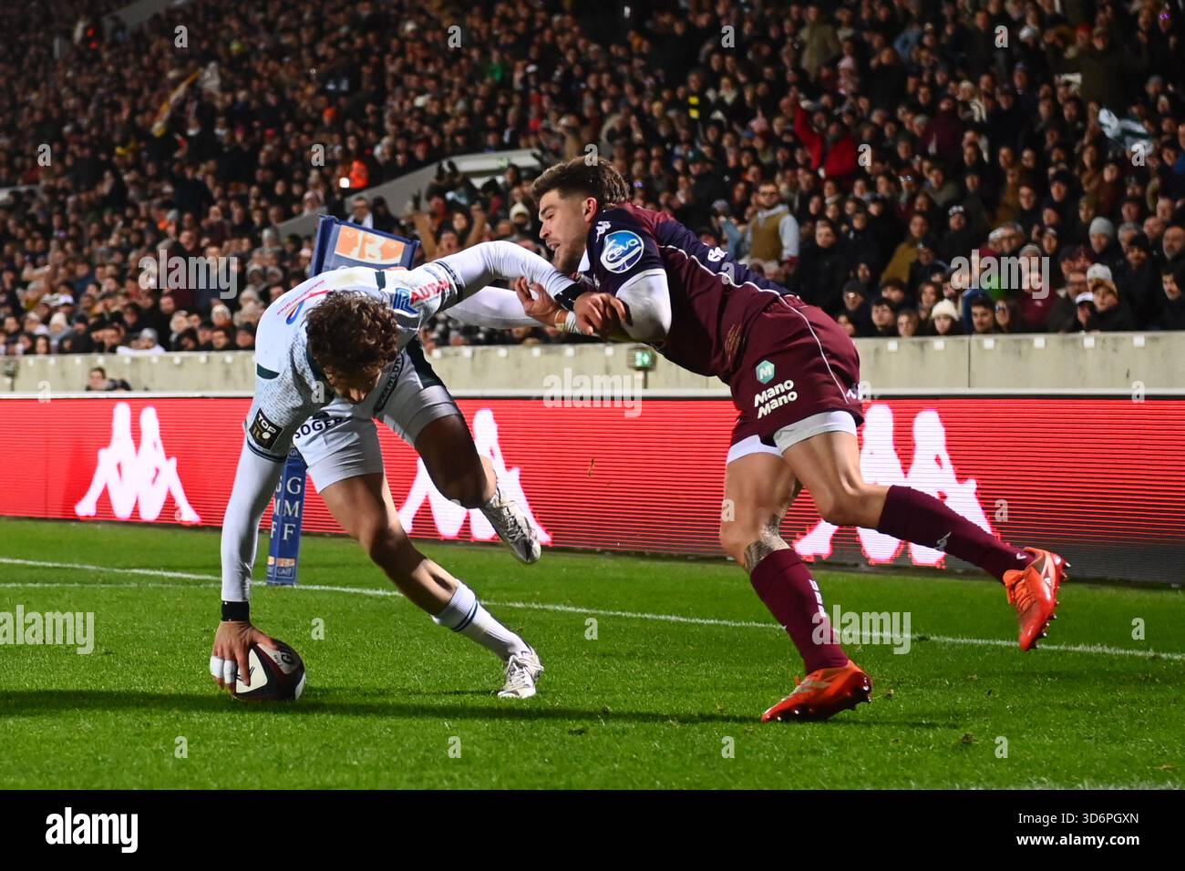 Gregoire Arfeuil of section paloise pau and Matthieu Jalibert of UBB ...