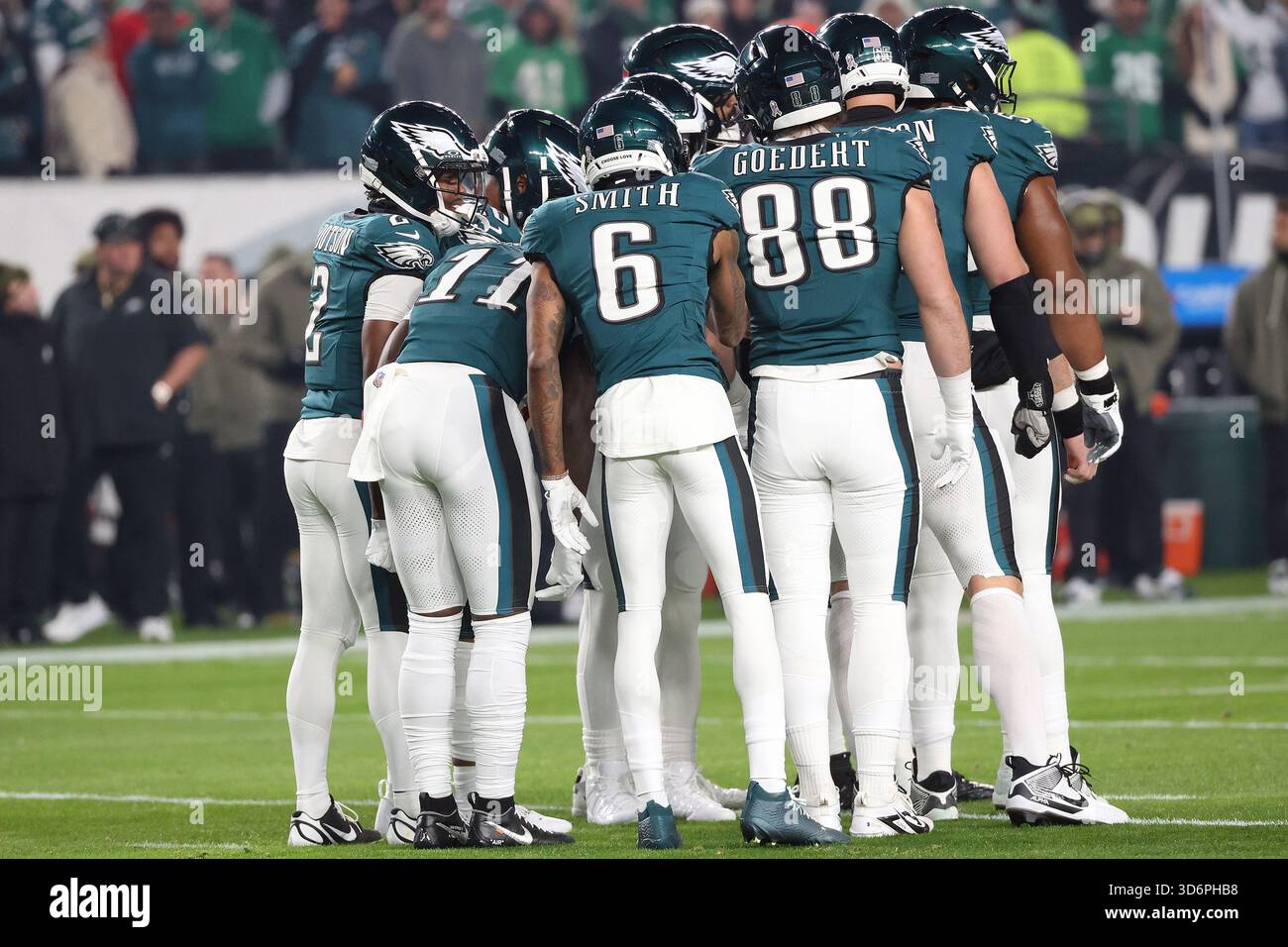 Philadelphia Eagles players huddle up during an NFL football game ...