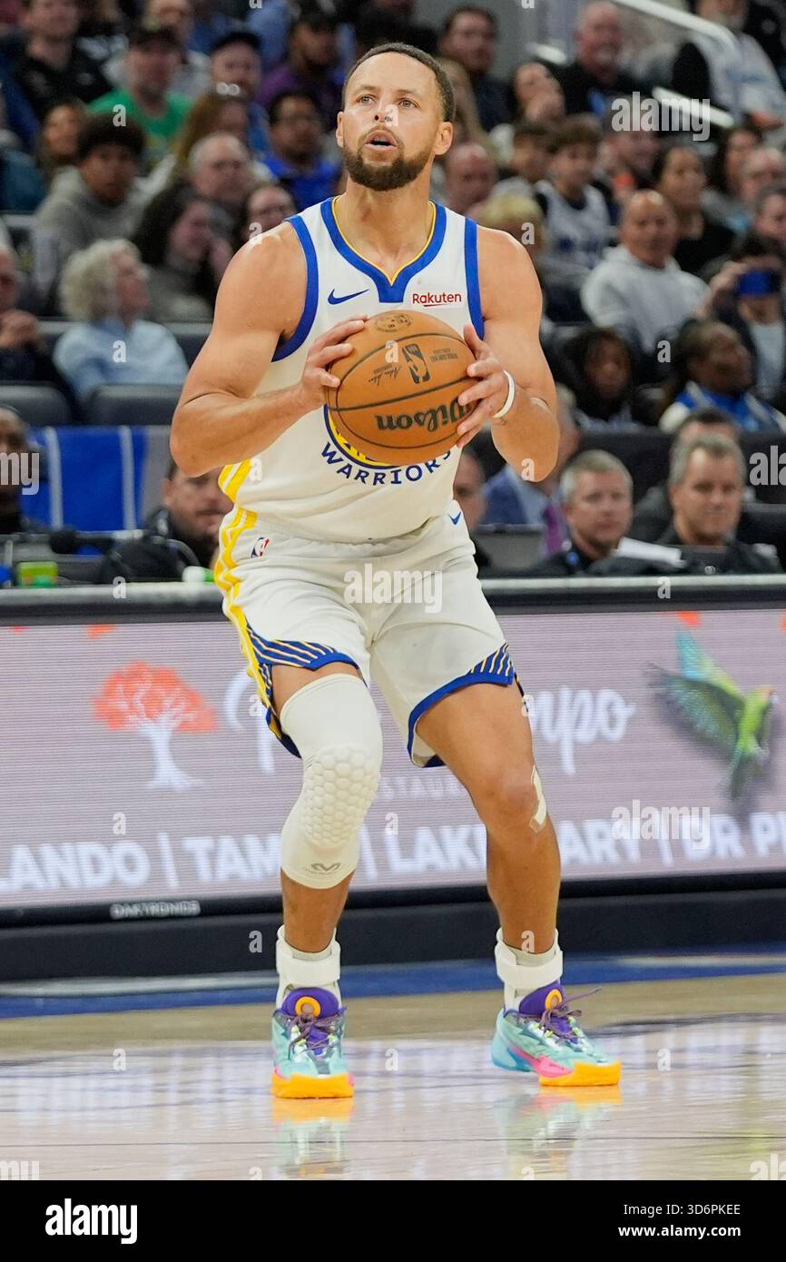 Golden State Warriors guard Stephen Curry lines up a shot against the ...