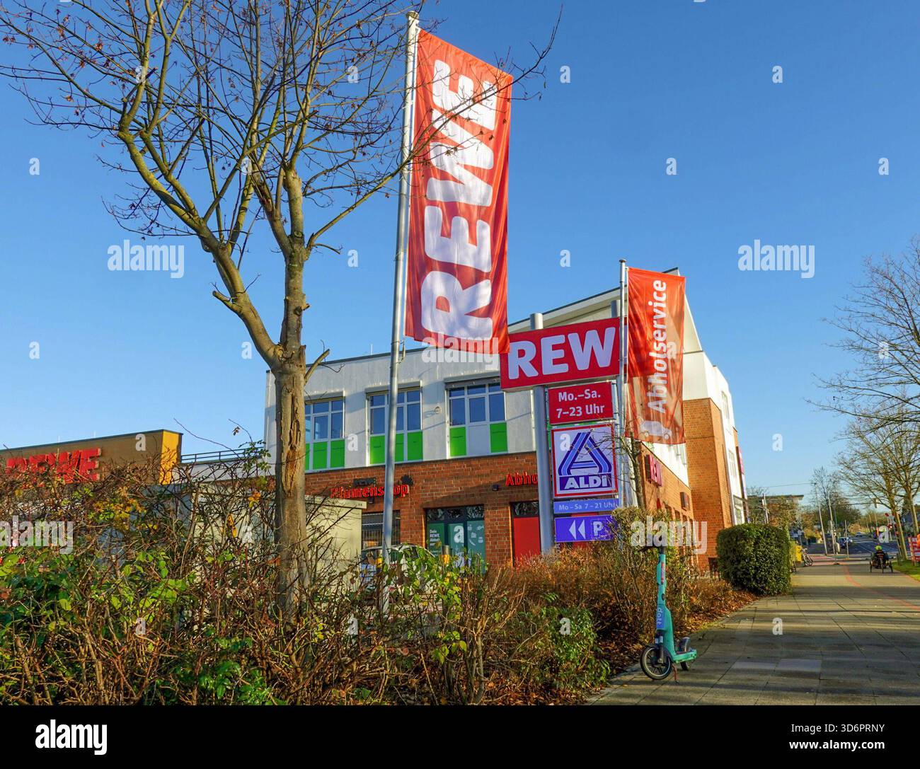REWE gegen ALDI - gesehen am 21.11.2025 in Hannover-Bemerode am ...