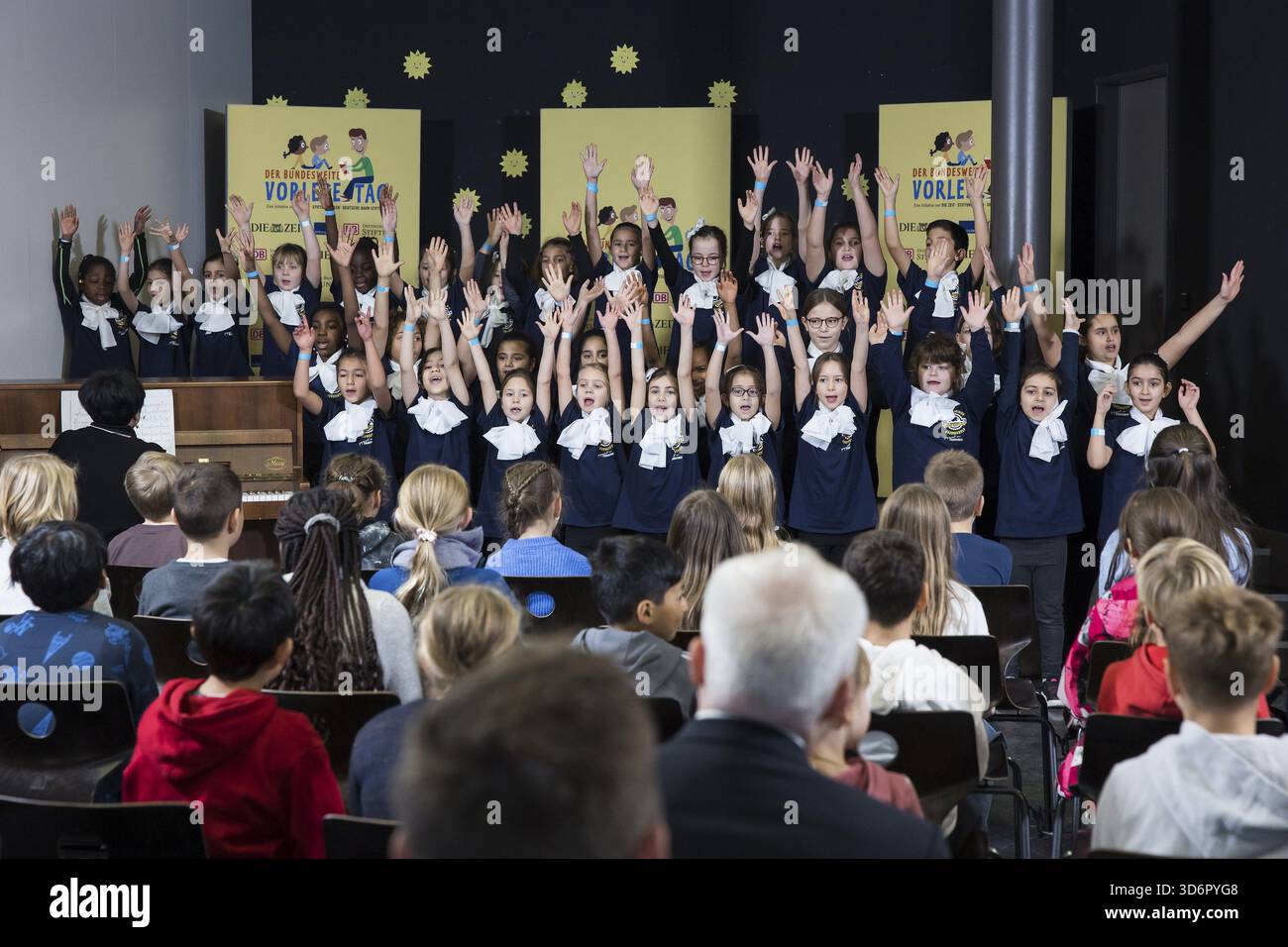 Students sing on the nationwide reading day in the auditorium of Berlin ...