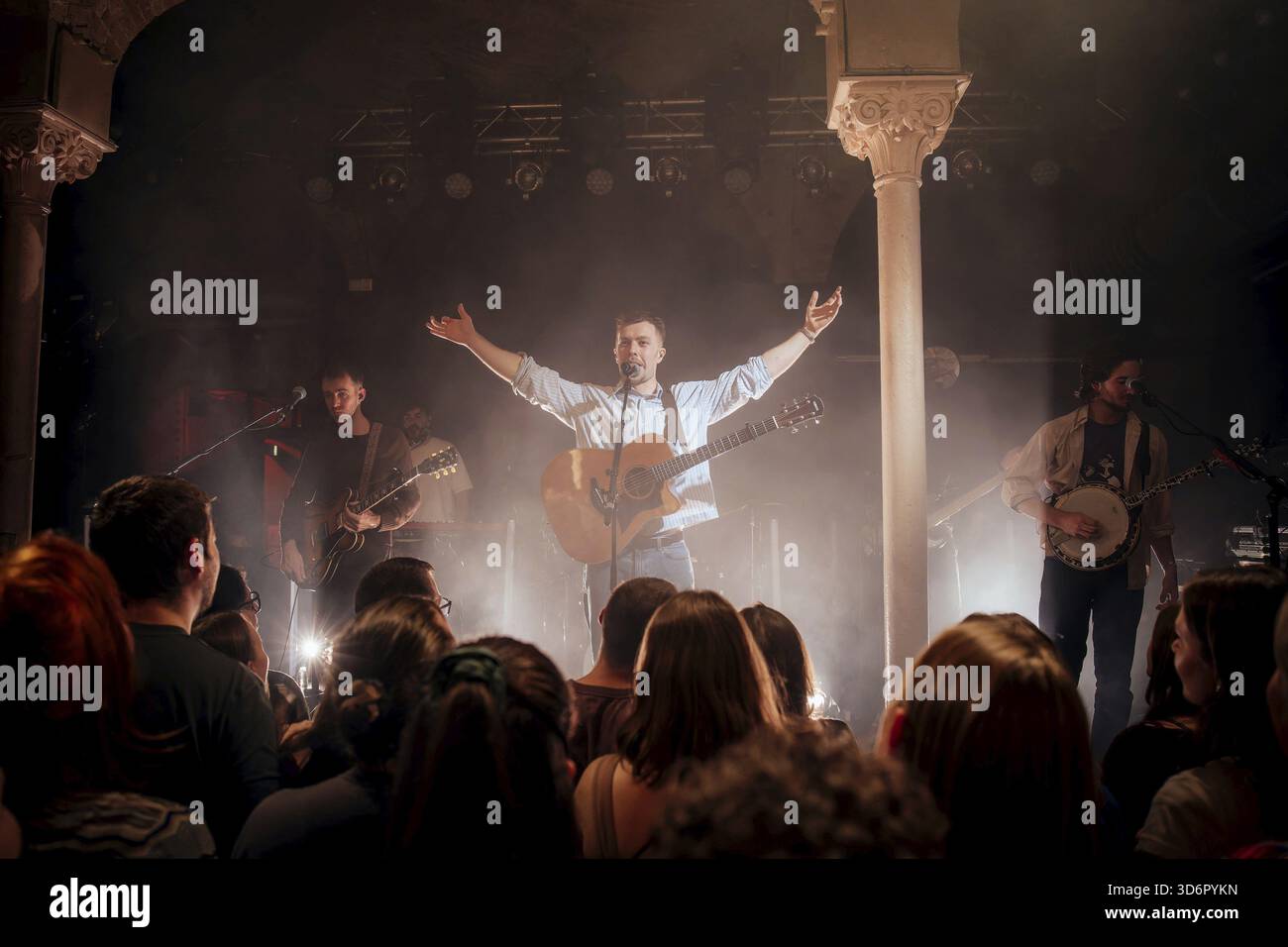 Eddie Keogh, singer of Kingfishr live at Gretchen in Berlin on 14.11. ...