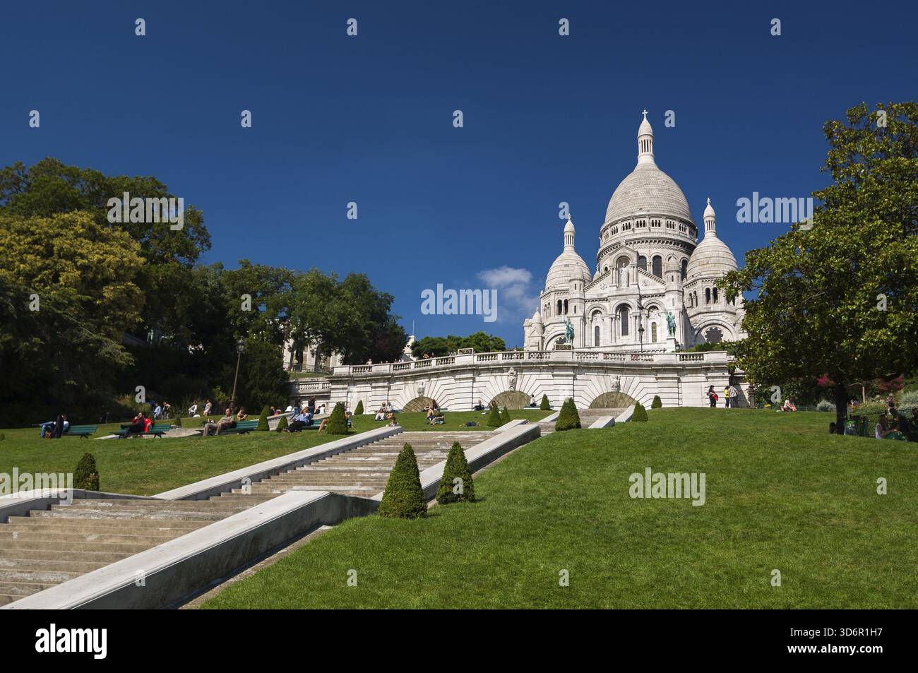 PARIS - SEPT 16, 2014: Tourists near the Basilica of the Sacred Heart ...