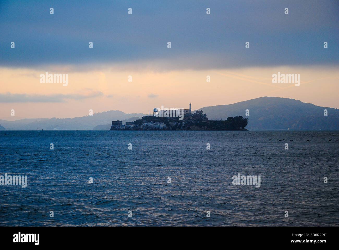 Alcatraz island sunset surrounded hi-res stock photography and images ...