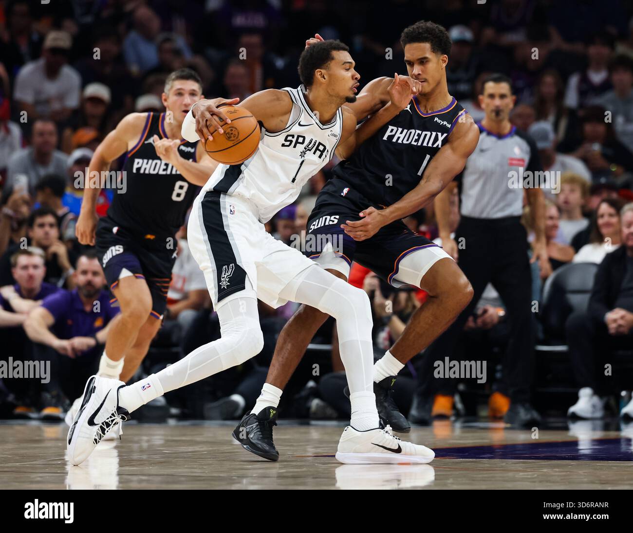 Phoenix Suns forward Oso Ighodaro (11) guards San Antonio Spurs forward ...