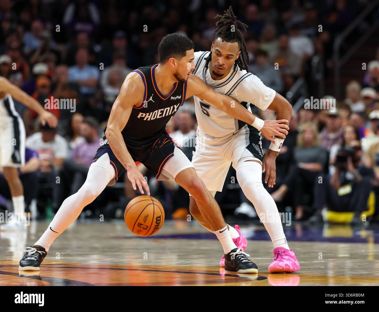 San Antonio Spurs guard Stephon Castle (5) guards Phoenix Suns guard ...
