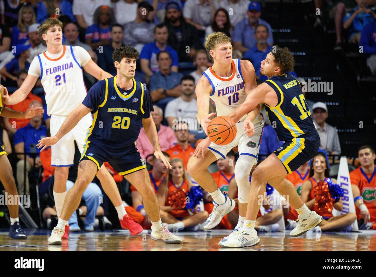 Florida forward Thomas Haugh (10) passes the ball during the first half ...