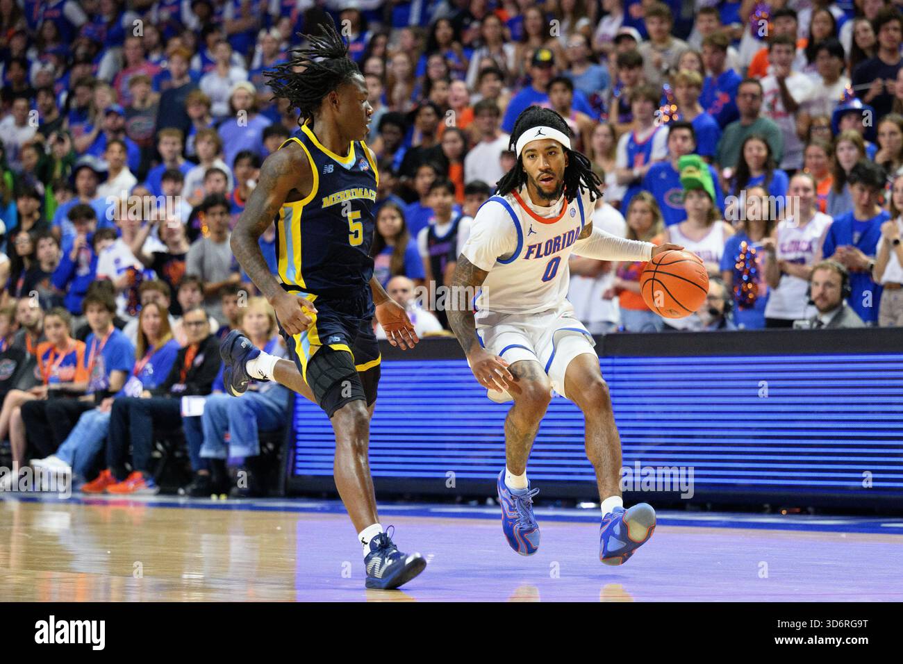 Florida guard Boogie Fland (0) dribbles during the second half of an ...
