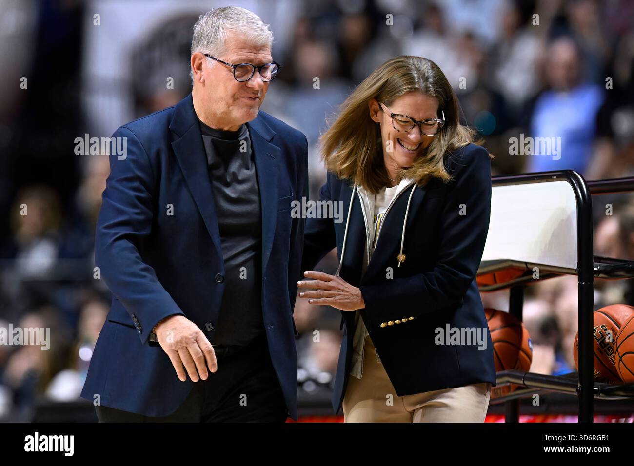 UConn head coach Geno Auriemma, left, and Michigan head coach Kim ...