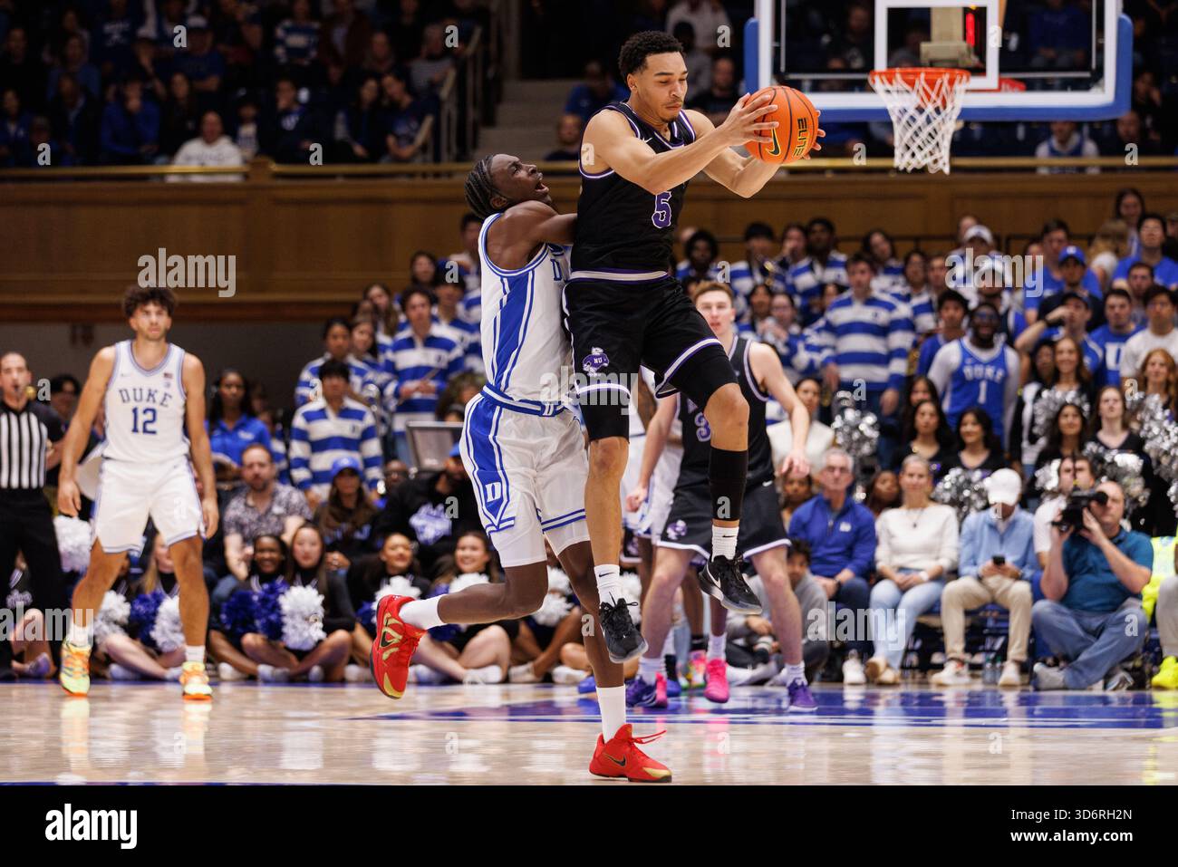 Niagara's Justin Page (5) catches an in-bounds pass ahead of Duke's ...