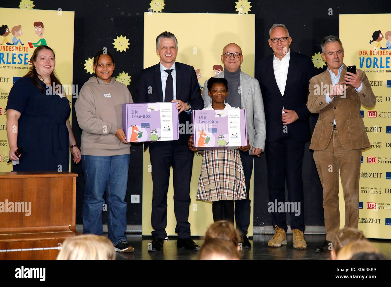 Thorsten Frei reads children from the book 'The Message in a Bottle' by ...