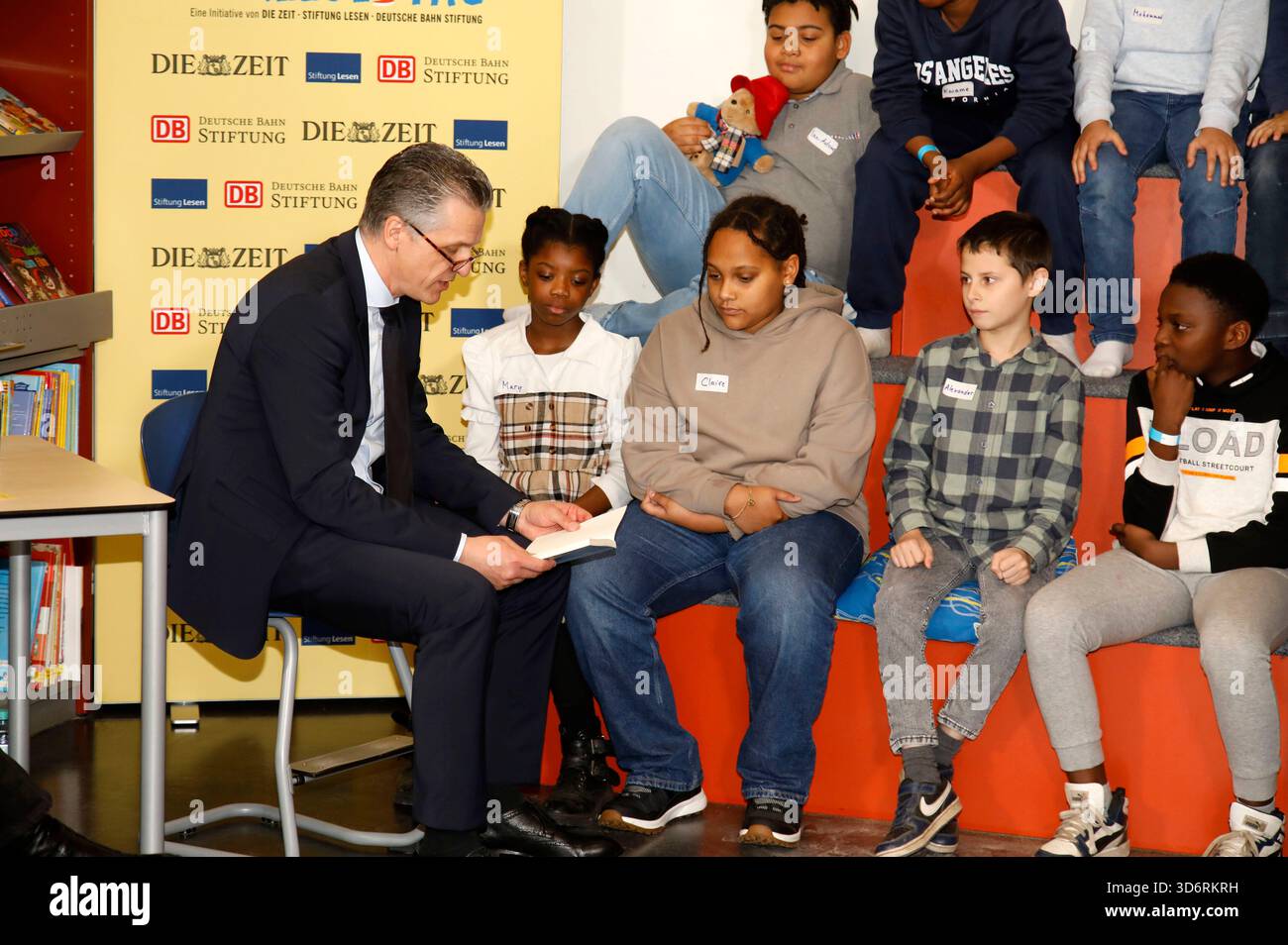Thorsten Frei reads children from the book 'The Message in a Bottle' by ...