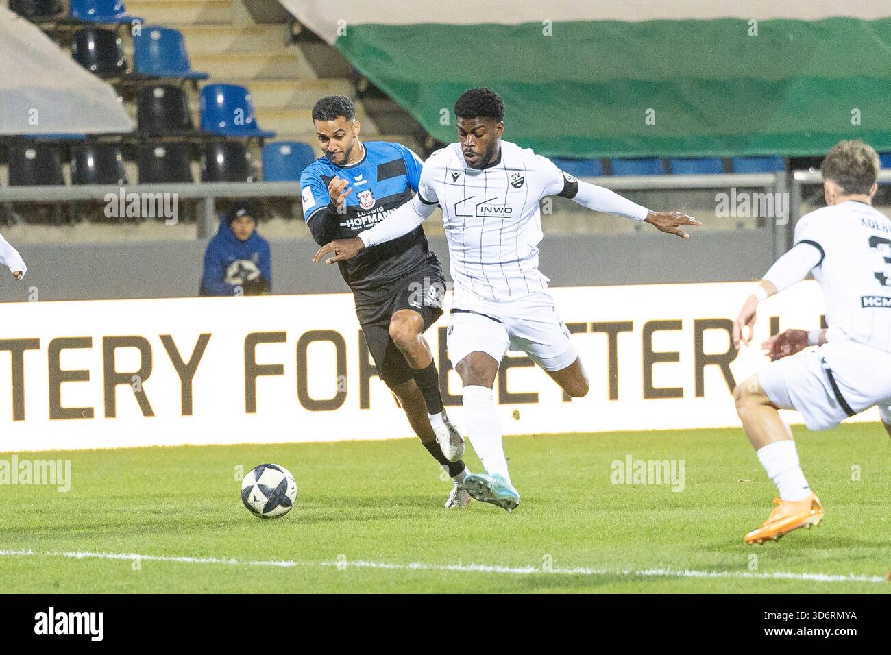 Amin Farouk (FSV Frankfurt #9) & Kwabe Schulz (SV Sandhausen #2) in the ...