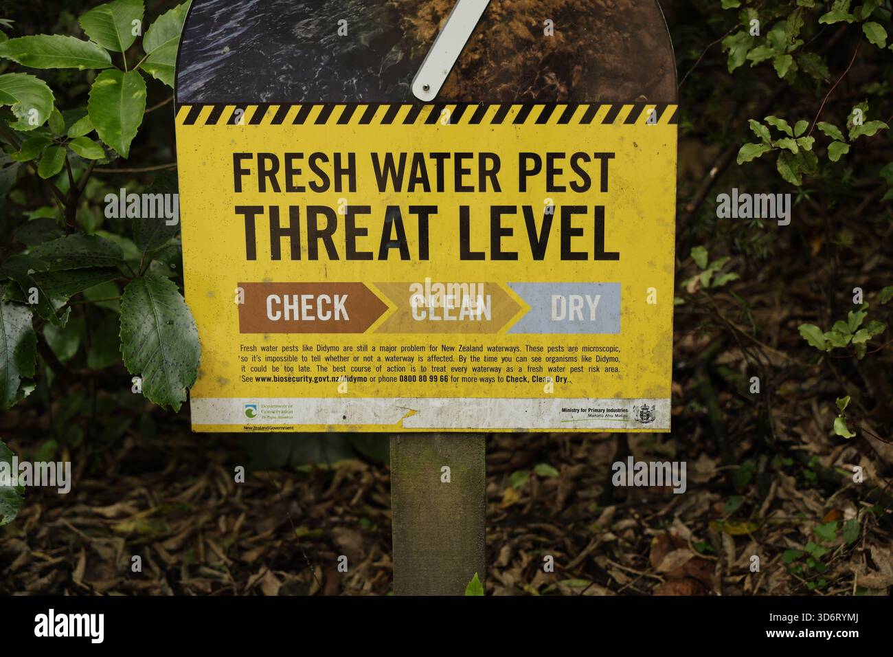 Fresh Water Pest Threat Level Check Clean Dry Sign Stock Photo - Alamy