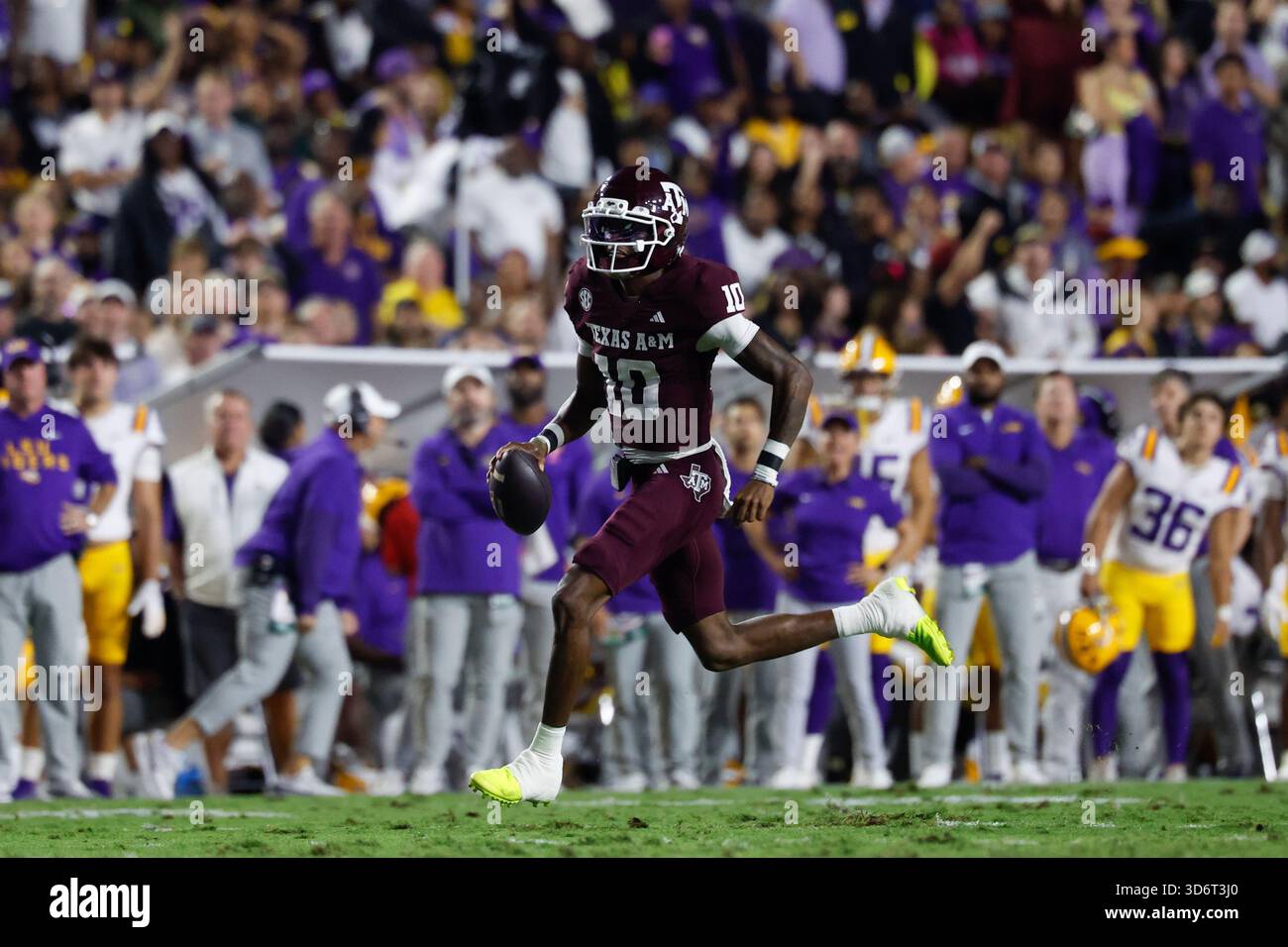 Texas A&M quarterback Marcel Reed (10) carries the ball on a run during ...