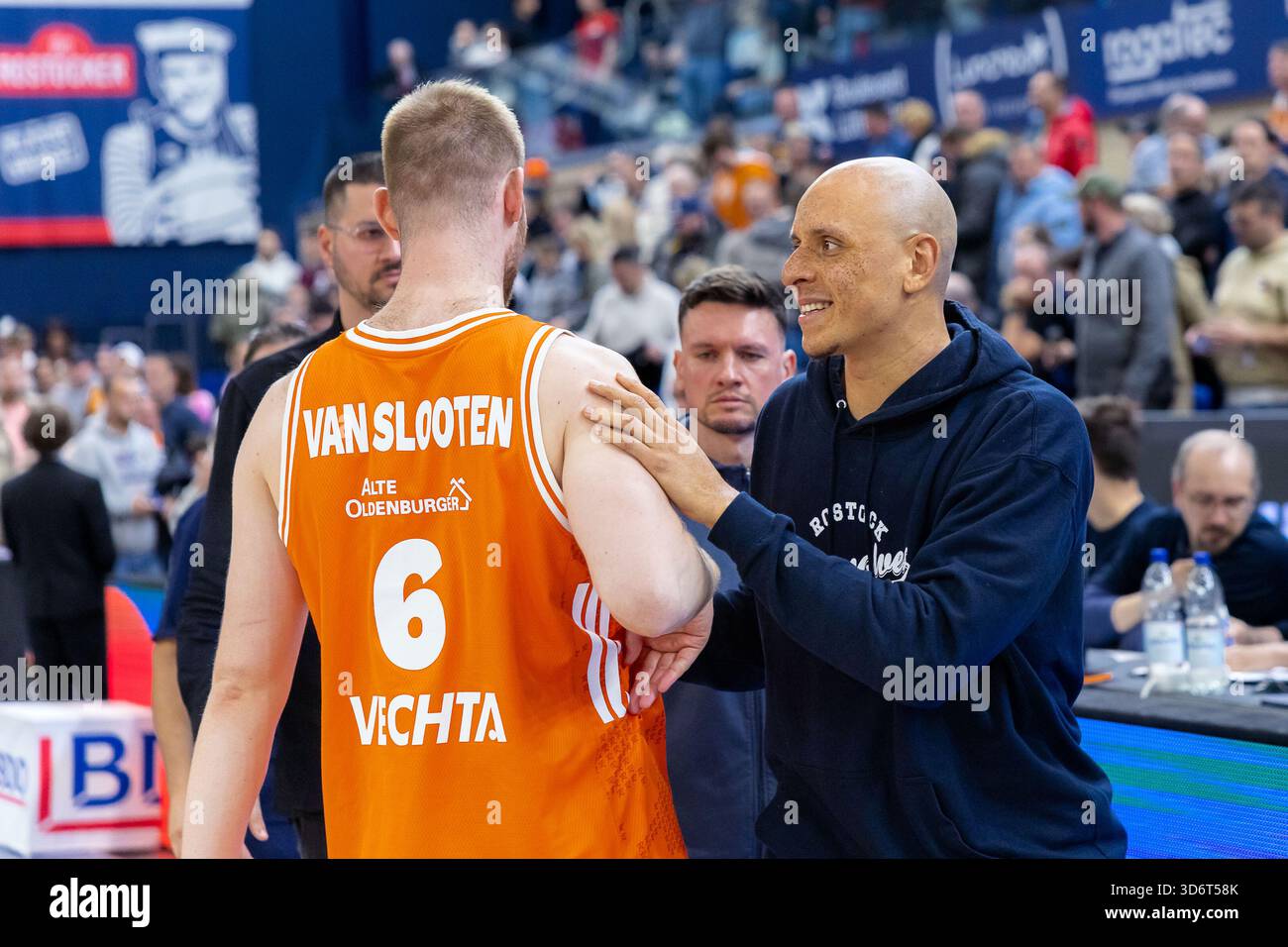 Luc van Slooten (RASTA Vechta, #06), Robin Amaize (ROSTOCK SEAWOLVES ...