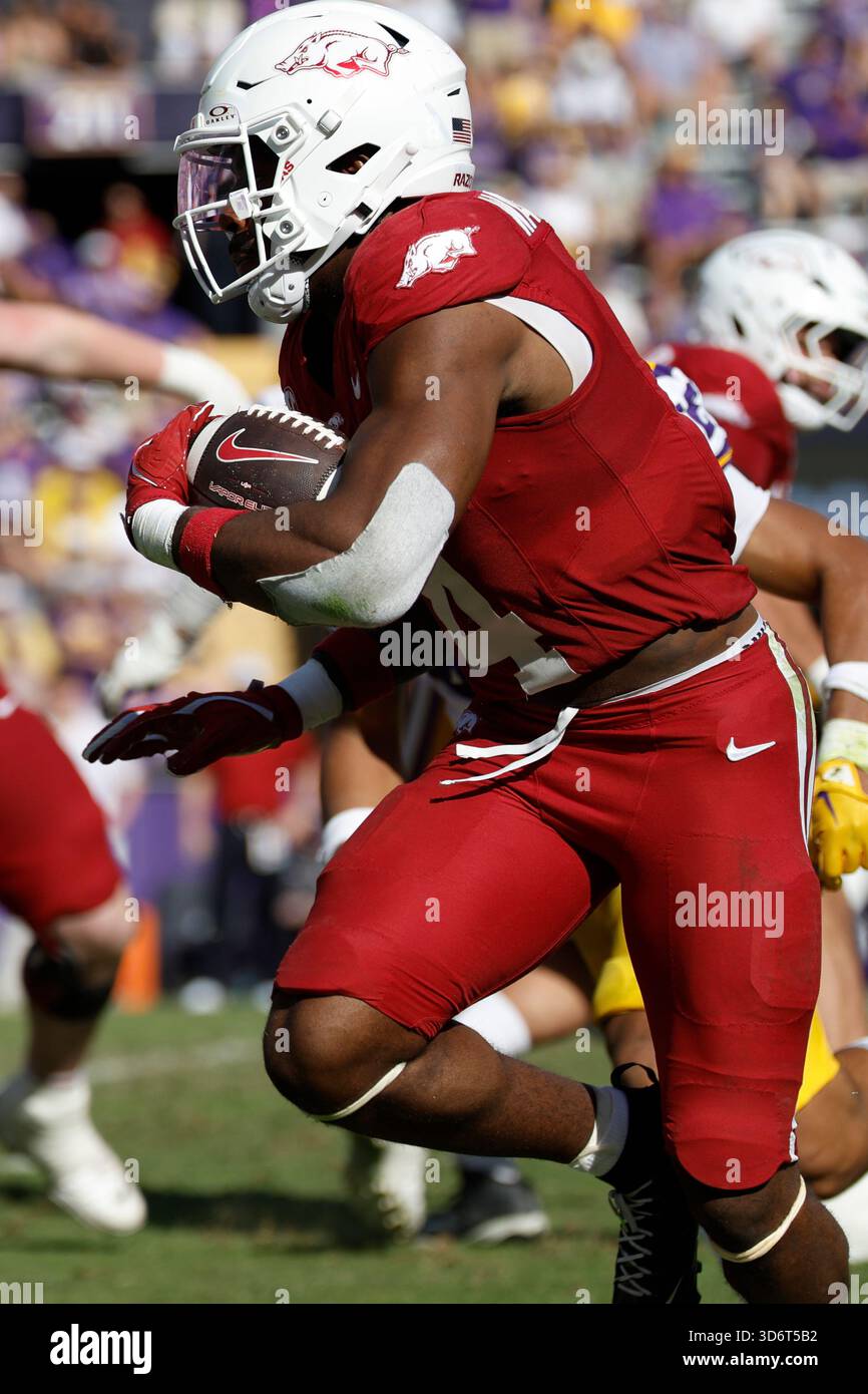 Arkansas running back Mike Washington Jr. (4) carries the ball during a ...