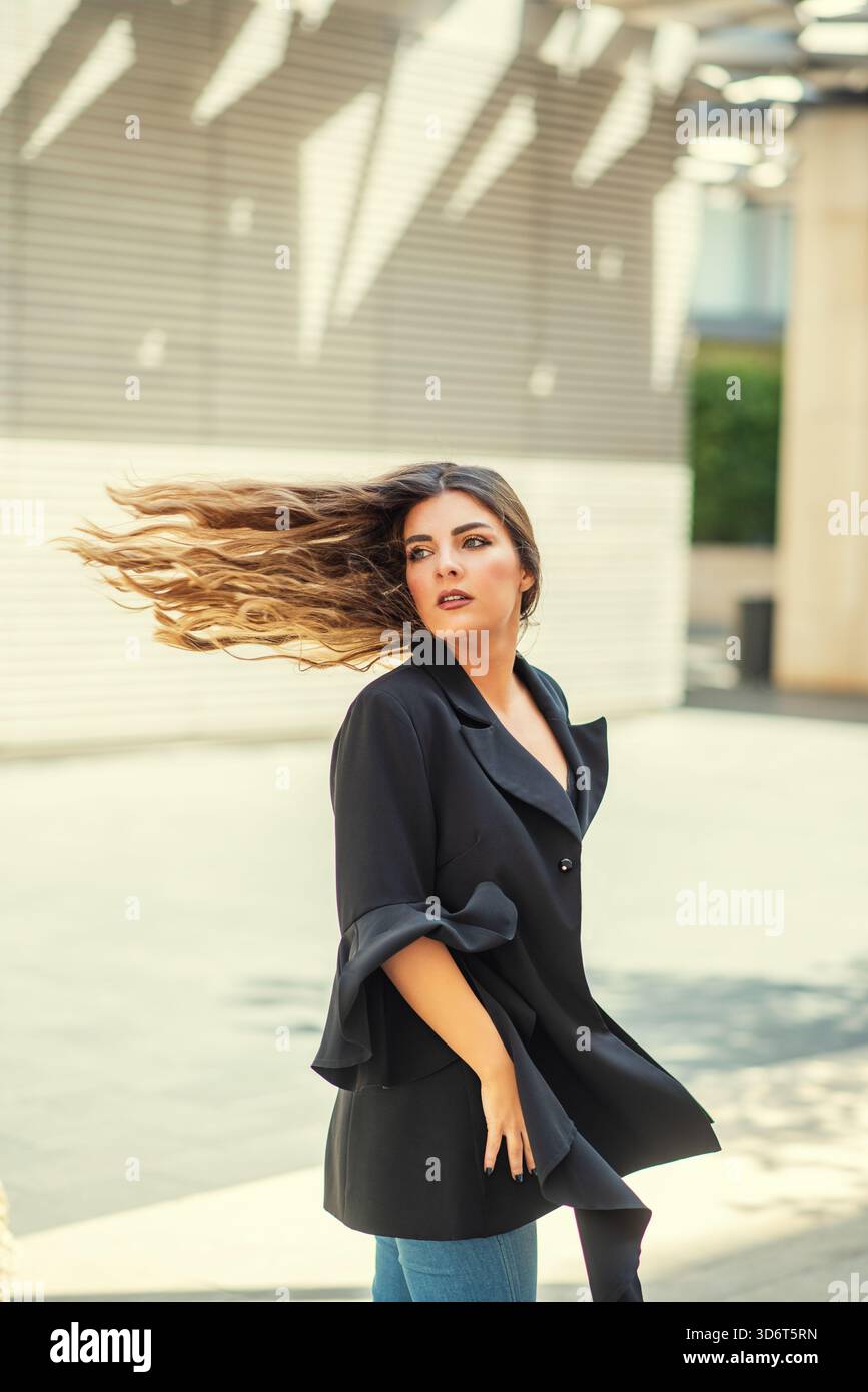 Chased woman looking back scared hi-res stock photography and images ...