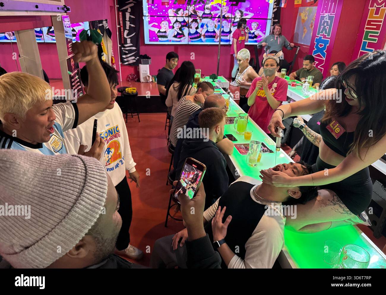 19 November 2025, Japan, Tokio: Guests enjoy themselves in the Muscle ...
