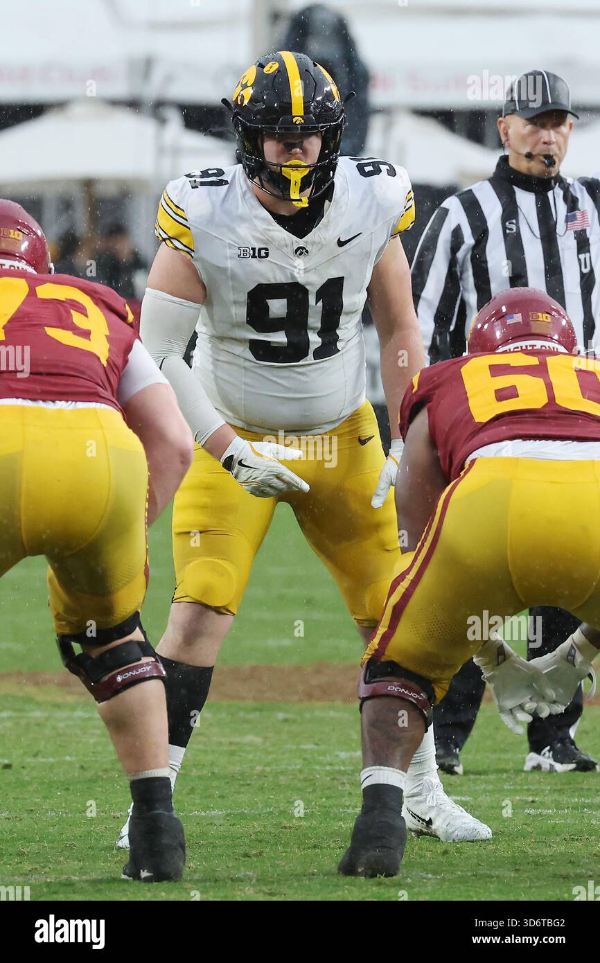 Iowa defensive tackle Jonah Pace (91) looks into the backfield during ...