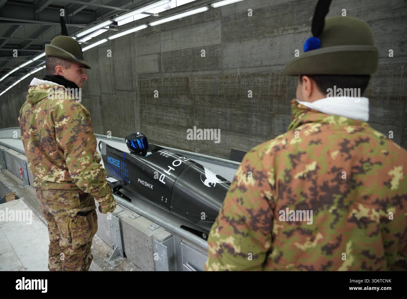Italian Alpini troops watch as Sarah Blizzard of Australia speeds down ...