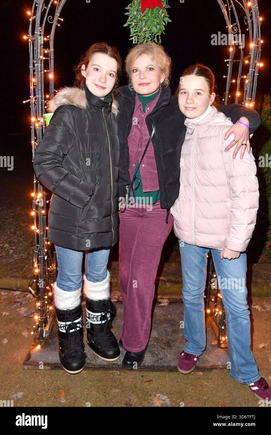 Eva Imhof mit Töchtern Luisa l. und Lilly r. beim Opening Weihnachten ...