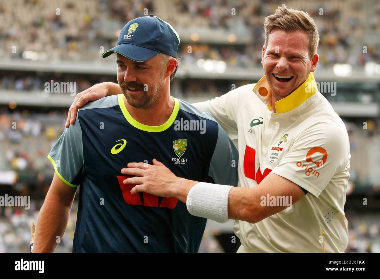 Australia's captain Steve Smith, right, and Travis Head celebrate after ...