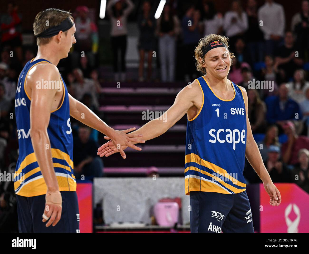 251122 Jonatan Hellvig and David Åhman of Sweden between points during ...