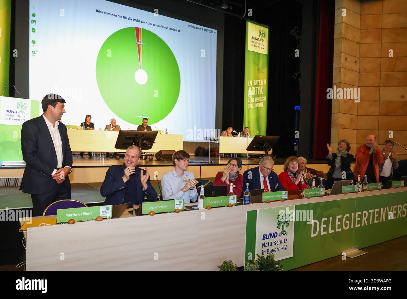 22 November 2025, Bavaria, Fürth: Martin Geilhufe (l) was elected state ...
